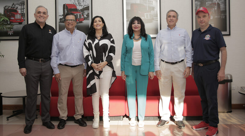 Tractos Clásicos de NL se unen al centenario de Kenworth