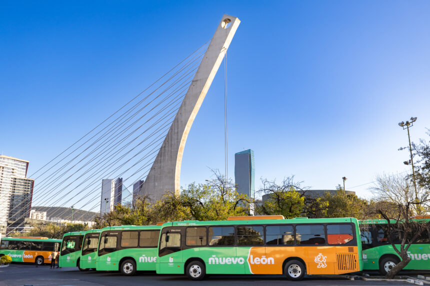 Mercedes-Benz entrega nueva flota con 50 autobuses de última generación ...